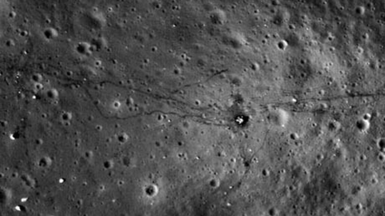 Imagens da lua revelam pegadas humanas - Mundo - SÁBADO