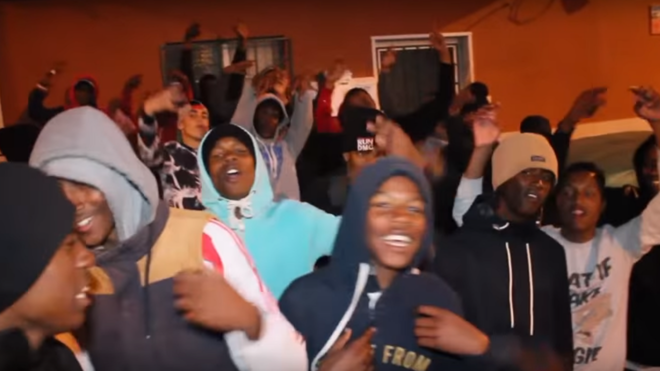 O violento ritual de iniciação a um gang (vídeo) - Portugal - SÁBADO