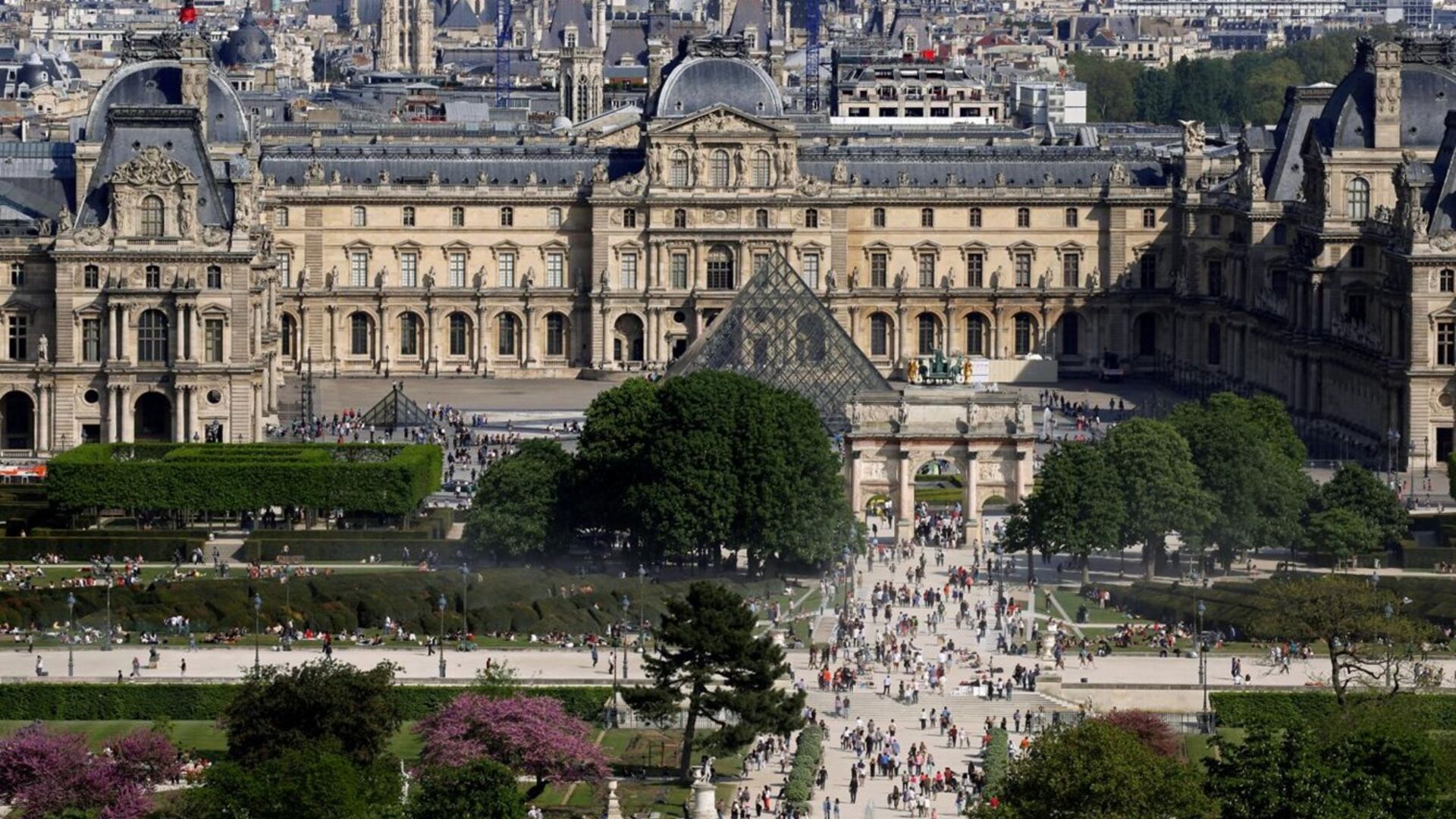 Museu do Louvre encerra devido a cheias em Paris - GPS - SÁBADO