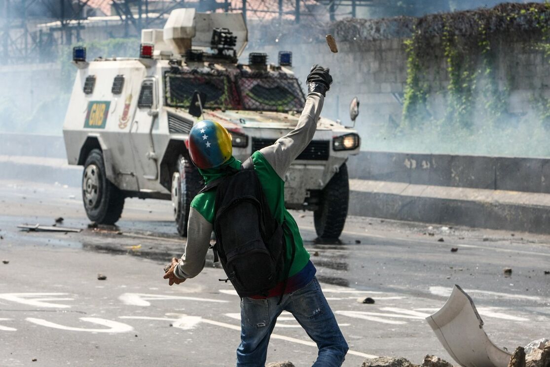 Homem queimado vivo durante protesto da oposição - Mundo - SÁBADO
