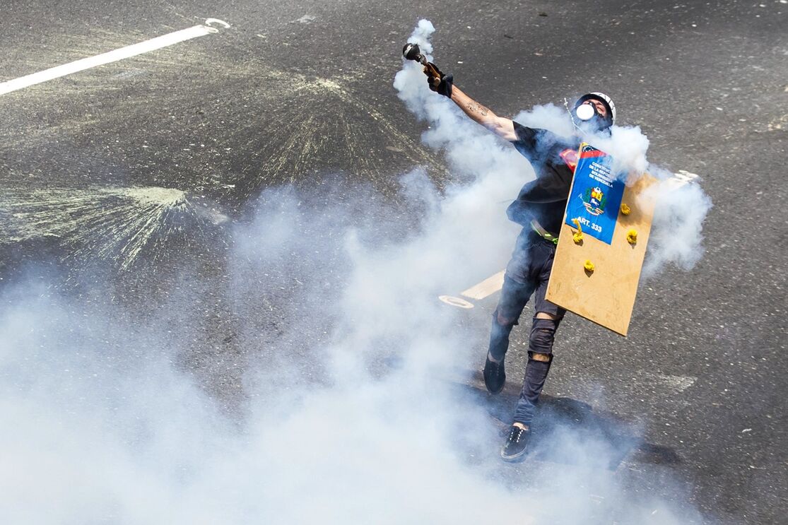 Homem queimado vivo durante protesto da oposição - Mundo - SÁBADO