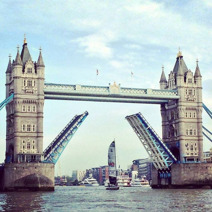 Tower Bridge levanta ponte para deixar passar veleiro português - Vida ...