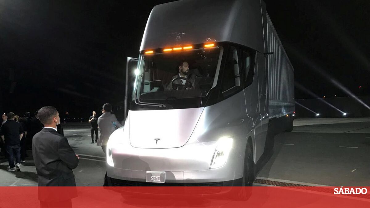 Este é o camião da Tesla movido a energia eléctrica - Fotografias - SÁBADO