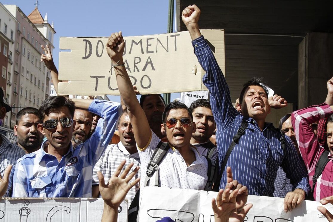 Dezenas de imigrantes cortam trânsito em Lisboa em protesto - Portugal ...
