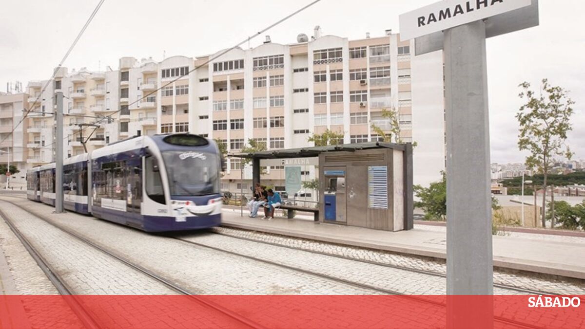 Metro de superfície de Almada choca com autocarro - Portugal - SÁBADO