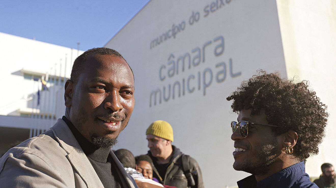 Quem é Mamadou Ba? O ativista amado e odiado num mesmo país - Portugal ...