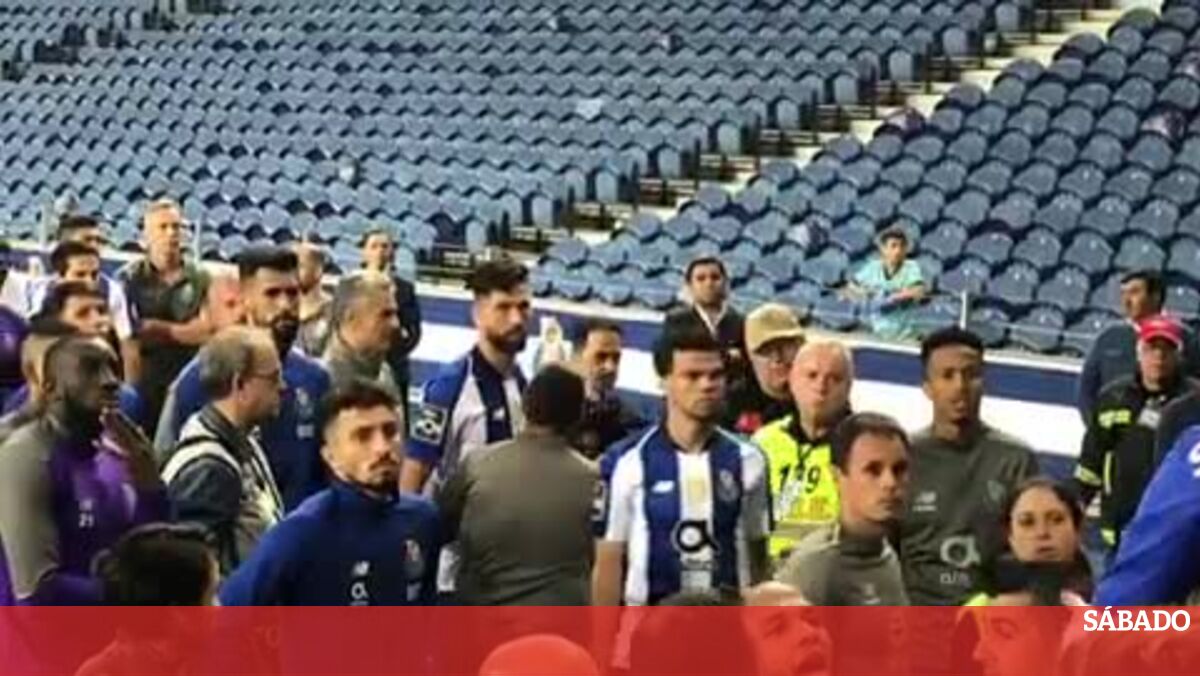 Vídeo mostra tensão entre jogadores e claque do FC Porto - Vídeo - SÁBADO