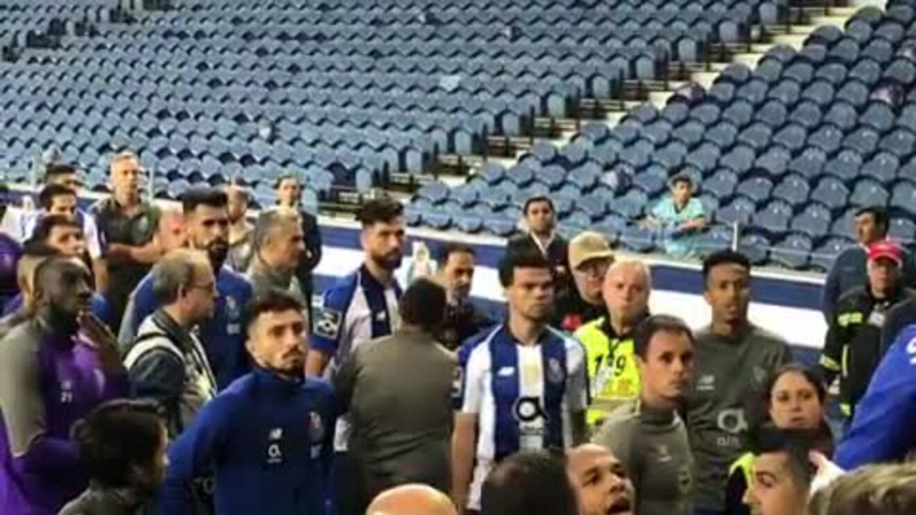 Vídeo mostra tensão entre jogadores e claque do FC Porto - Vídeo - SÁBADO