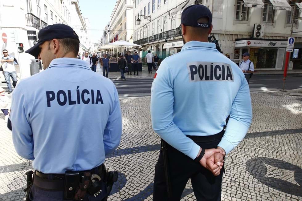 Mulher Agride Três Agentes Da Psp Com Bastão E é Detida Portugal SÁbado