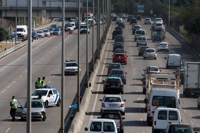 Dois acidentes com 12 veículos no IC19 provocam três feridos - Portugal ...