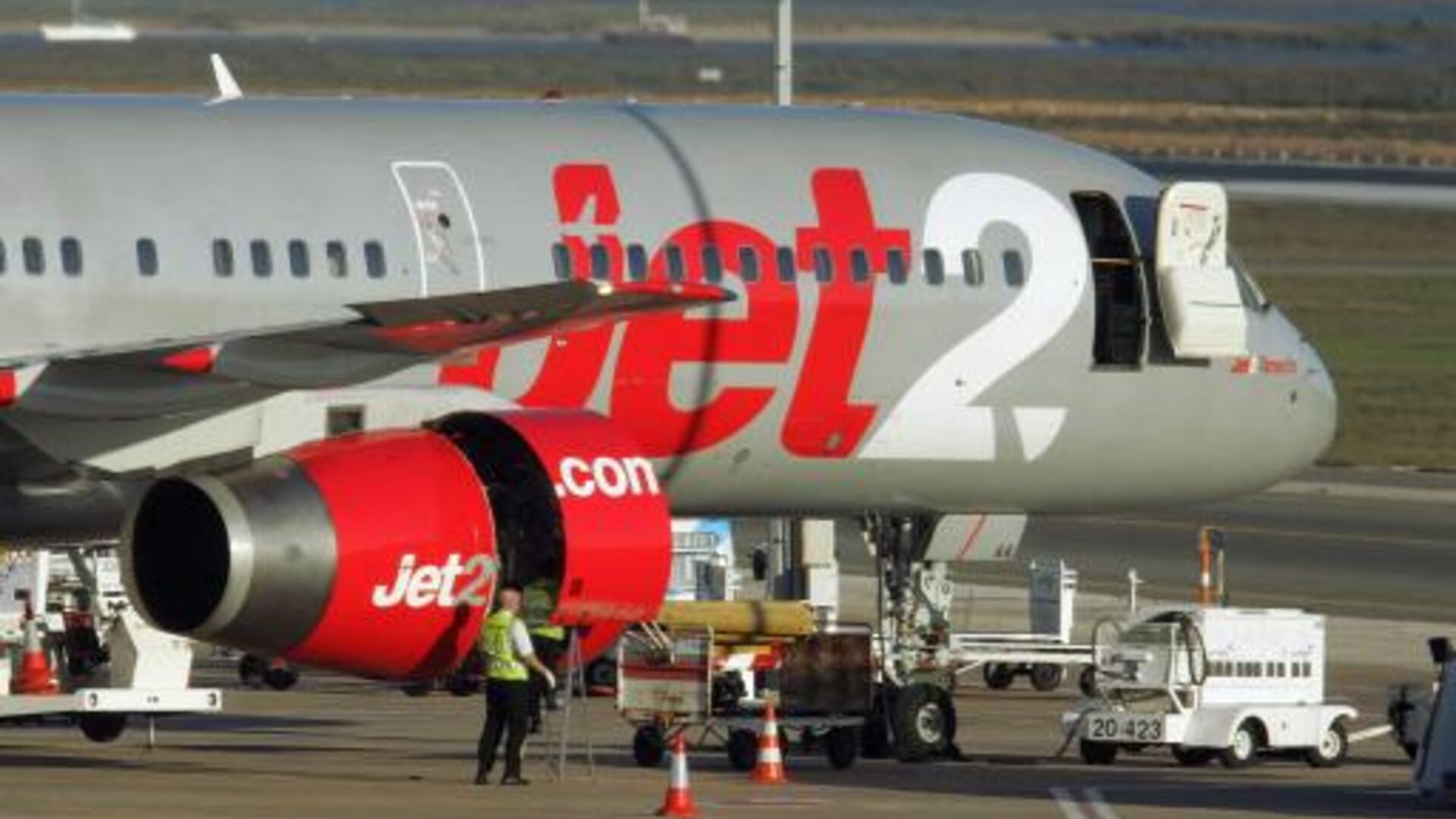 Avião da Jet2 aterra de emergência no Porto depois do piloto ter ...