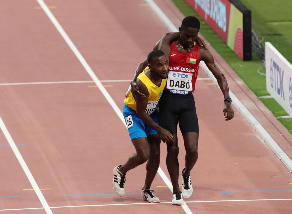 Braima ajudou outro atleta, exausto, a cruzar a meta: "Foi um momento ...