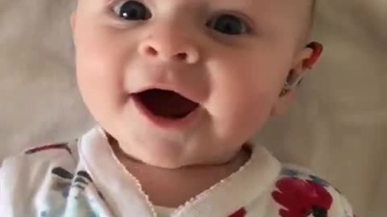 A reação da bebé Gigi quando ouviu o mundo pela primeira vez - Vídeo ...