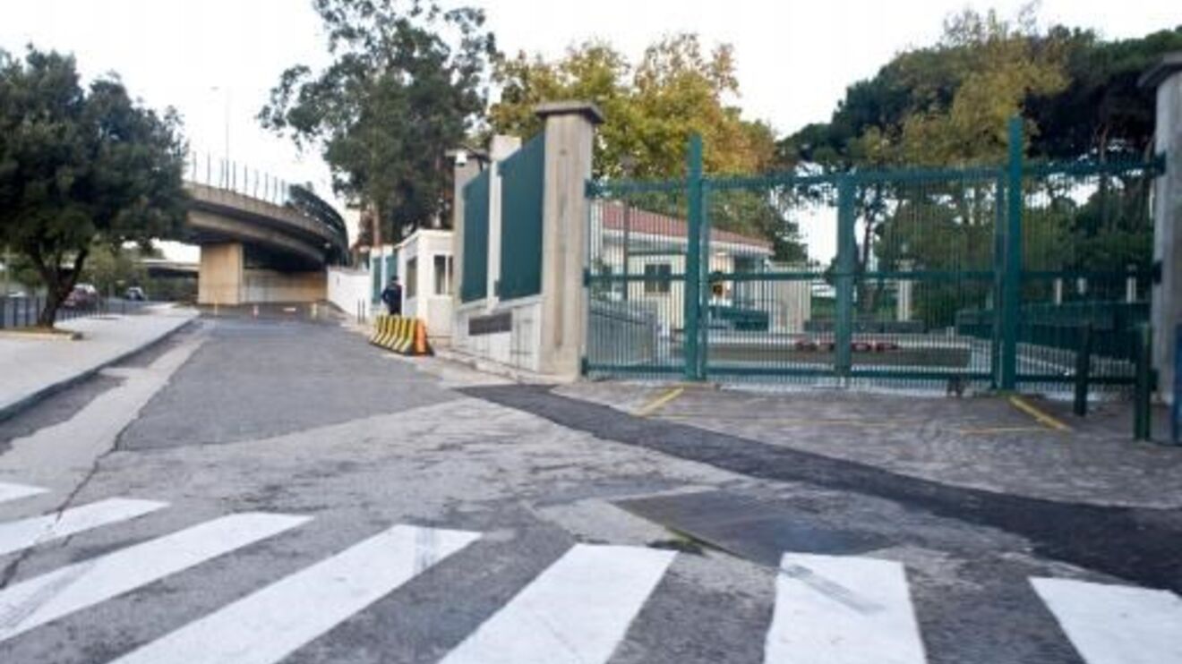 Centenas de pessoas em festa na embaixada dos EUA em Lisboa para ...