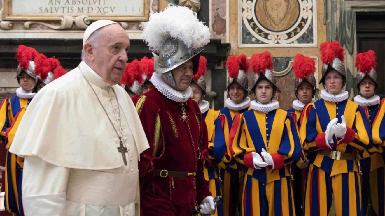 Quatro guardas do Papa Francisco infetados com Covid-19 - Mundo - SÁBADO