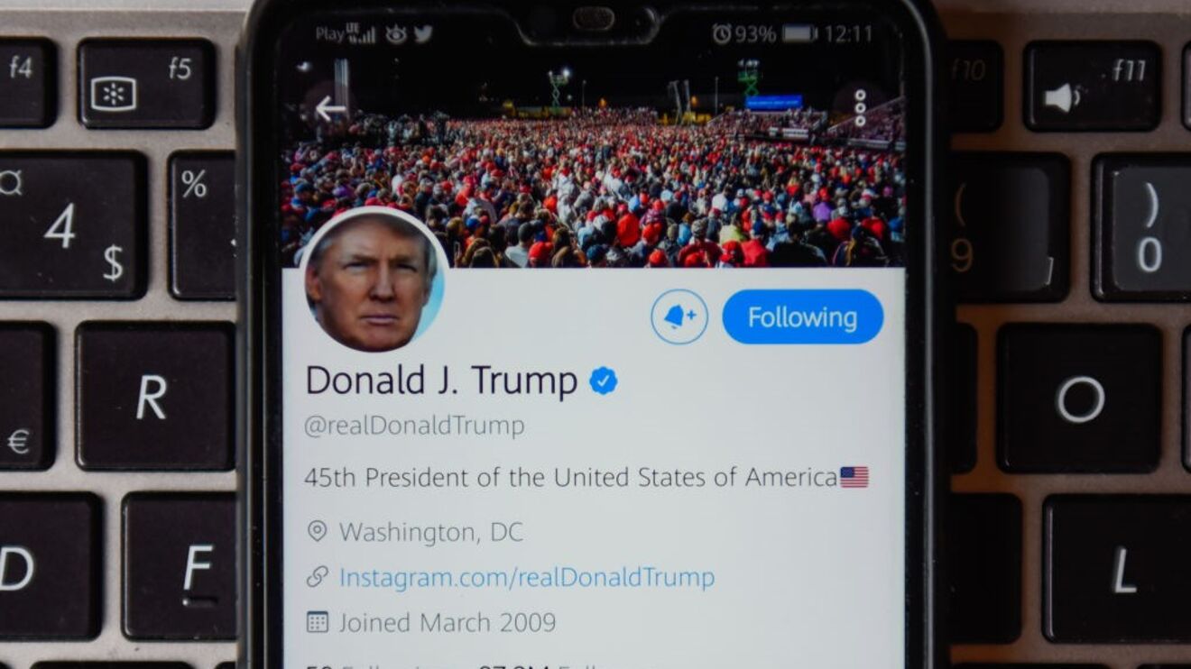 À quinta password, ele entrou no Twitter de Donald Trump - Mundo - SÁBADO