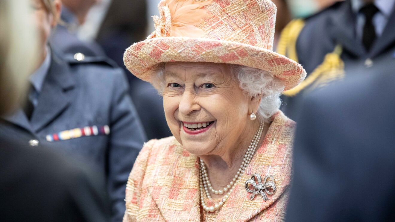 Isabel II terá feito pressão para manter privada a sua riqueza - Mundo ...