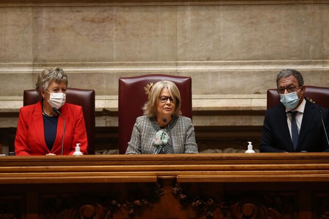 Edite Estrela caiu no Parlamento e precisou de assistência do INEM ...