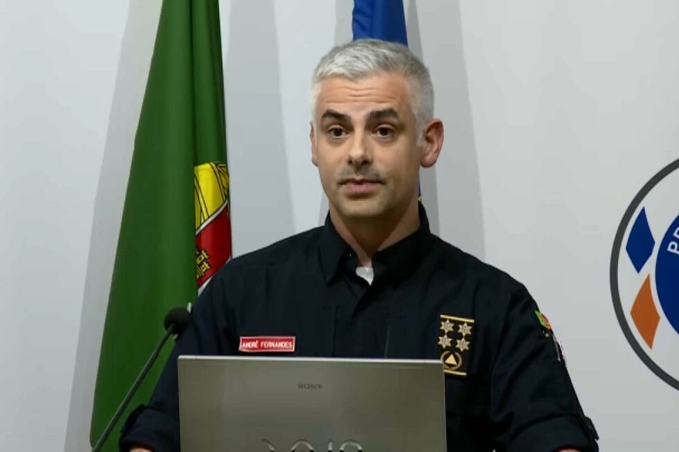 Comandante nacional da Proteção Civil demite-se - Portugal - SÁBADO