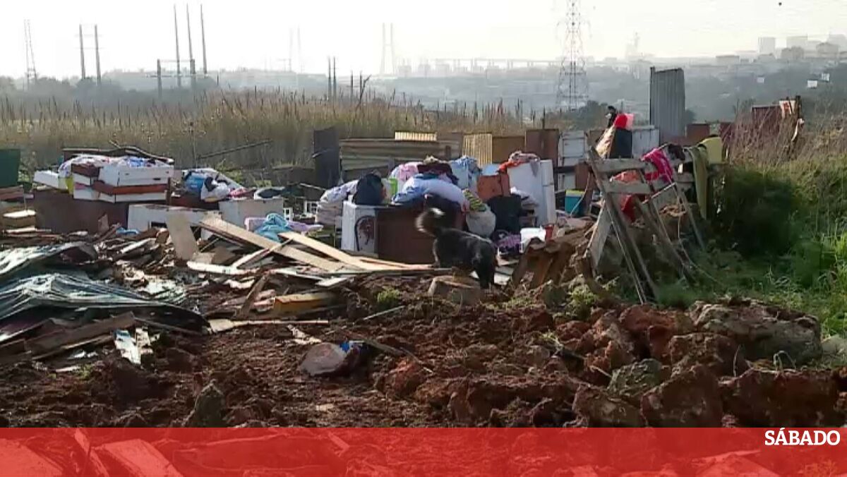 Sete casas demolidas no Bairro do Talude em Loures deixam famílias ...