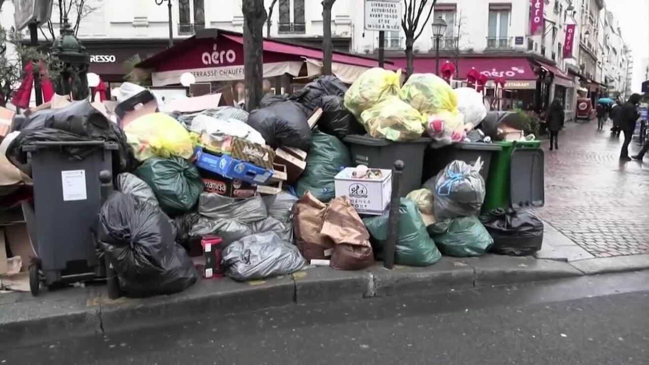 Paris inundada de lixo: "Está tudo sujo, cheio de ratos e baratas ...