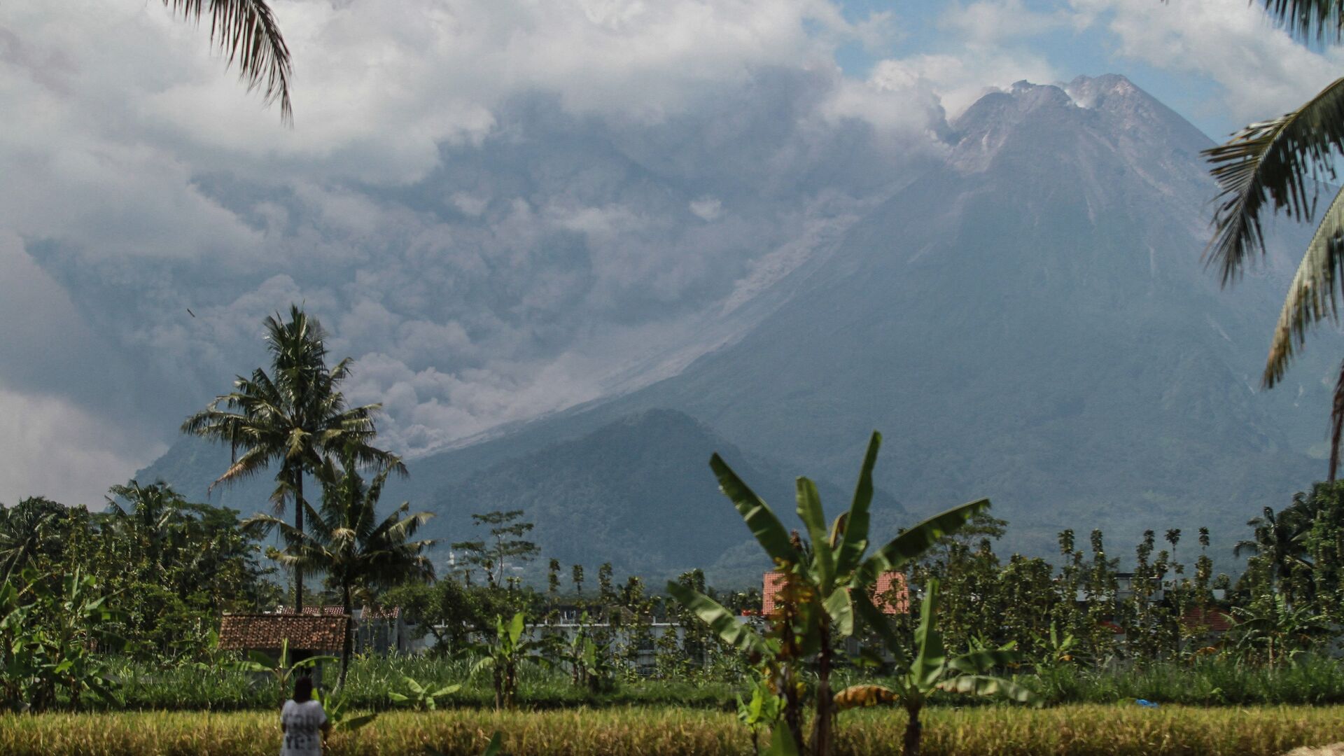 Vulcão indonésio Merapi, um dos mais ativos do mundo, entra em erupção ...