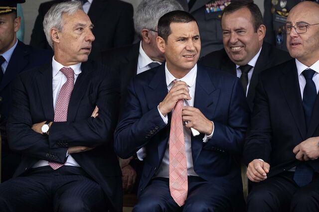 10 Junho: Galamba vaiado à chegada à cerimónia militar no Peso da Régua ...