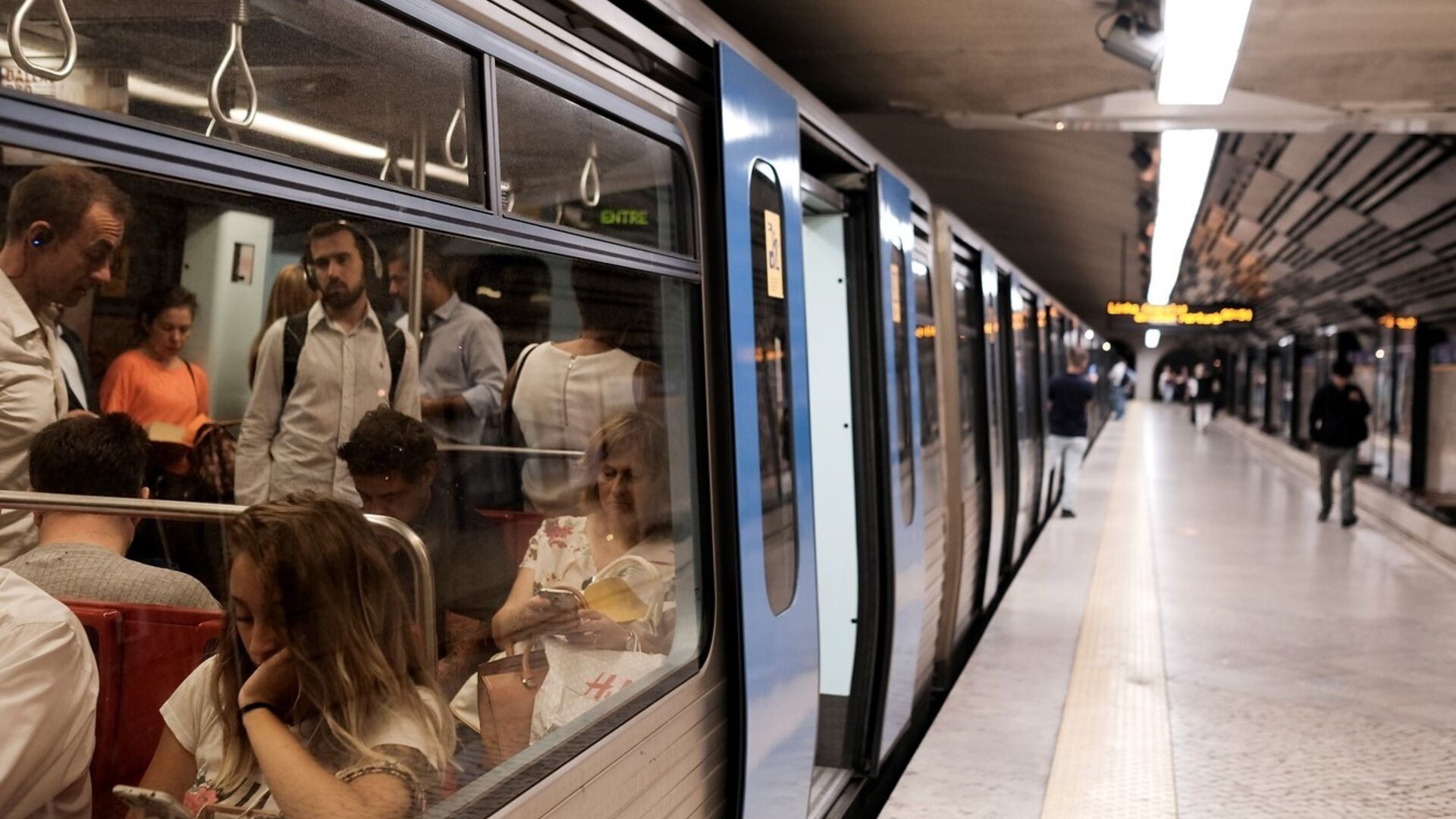 Circulação na Linha Azul do Metro de Lisboa retomada - Portugal - SÁBADO