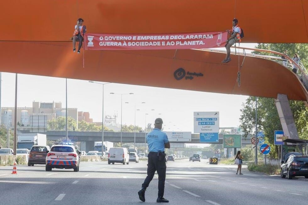 Detidos ativistas pelo clima que cortaram a Segunda Circular - Portugal ...