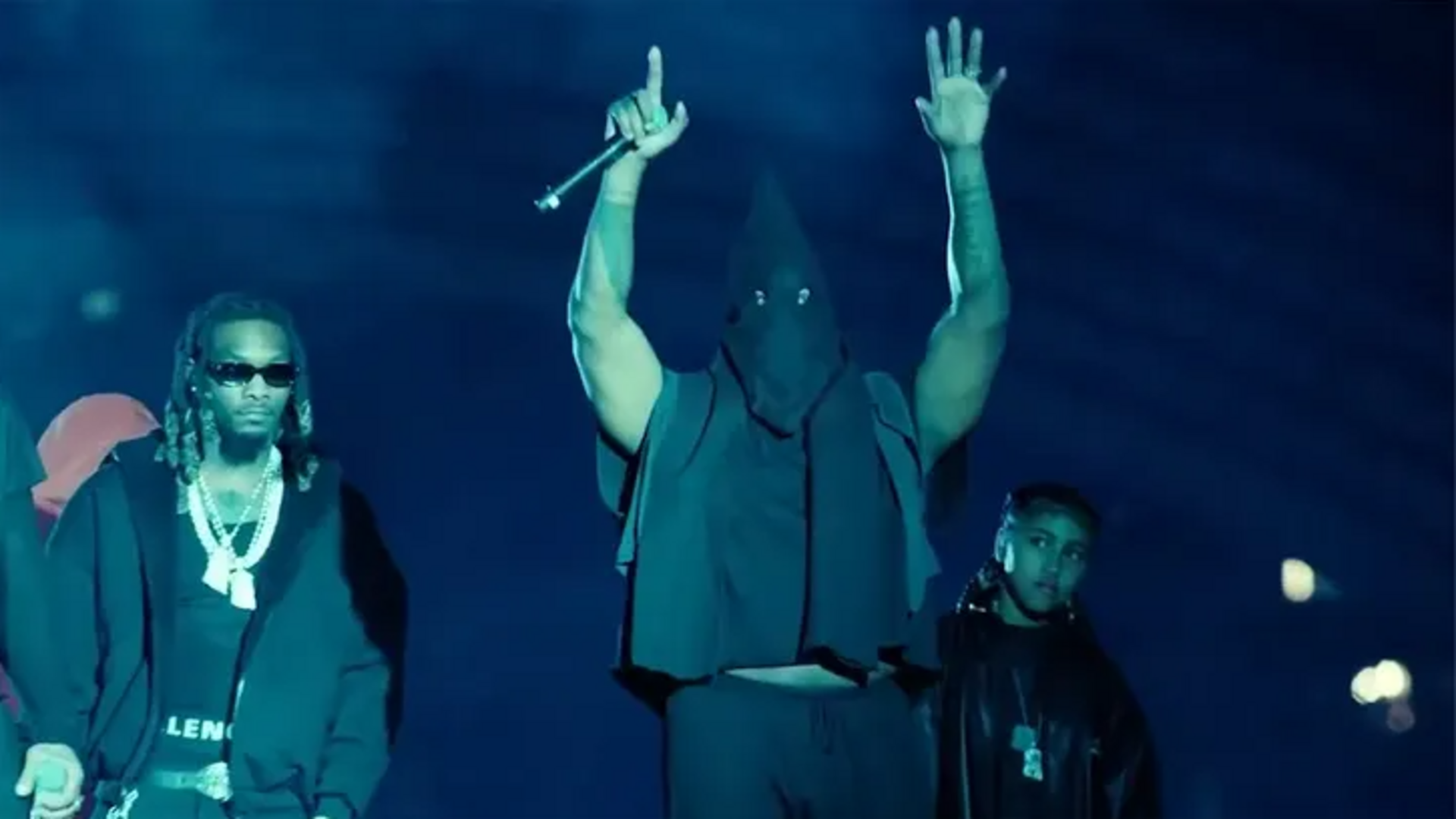 Kanye West apresenta novo álbum a usar capuz do Ku Klux Klan - Social - SÁBADO