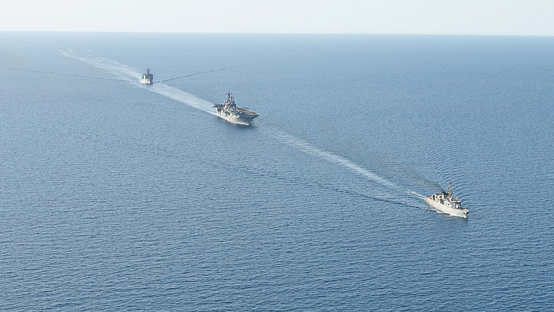 Irão envia dois navios de guerra para águas internacionais - Mundo - SÁBADO