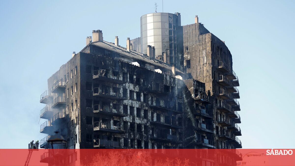 Quatro mortos e 15 desaparecidos em incêndio que consumiu prédio em ...