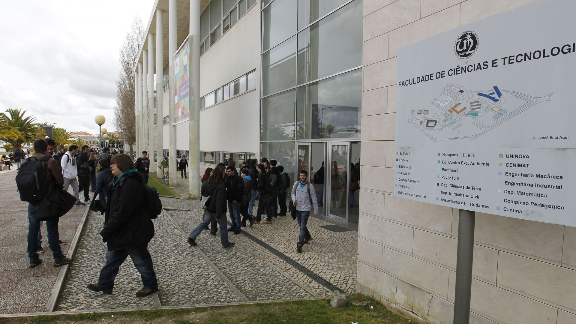 Professores da Nova FCT receberam milhares ilegalmente - Portugal - SÁBADO