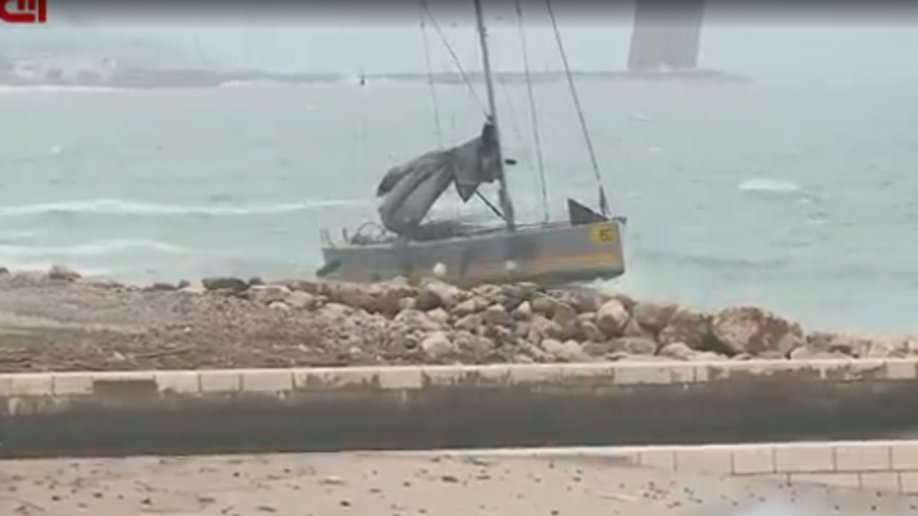 Duas pessoas resgatadas após naufrágio de veleiro em Algés - Portugal ...