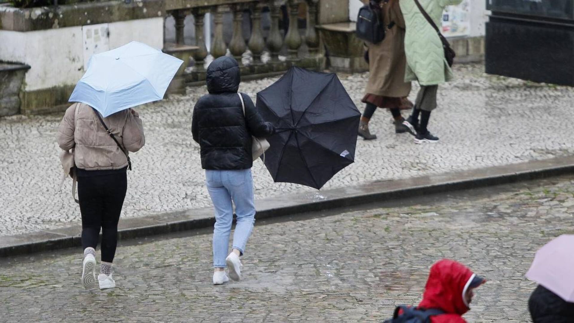 Mau tempo: Quatro distritos sob aviso laranja - Portugal - SÁBADO