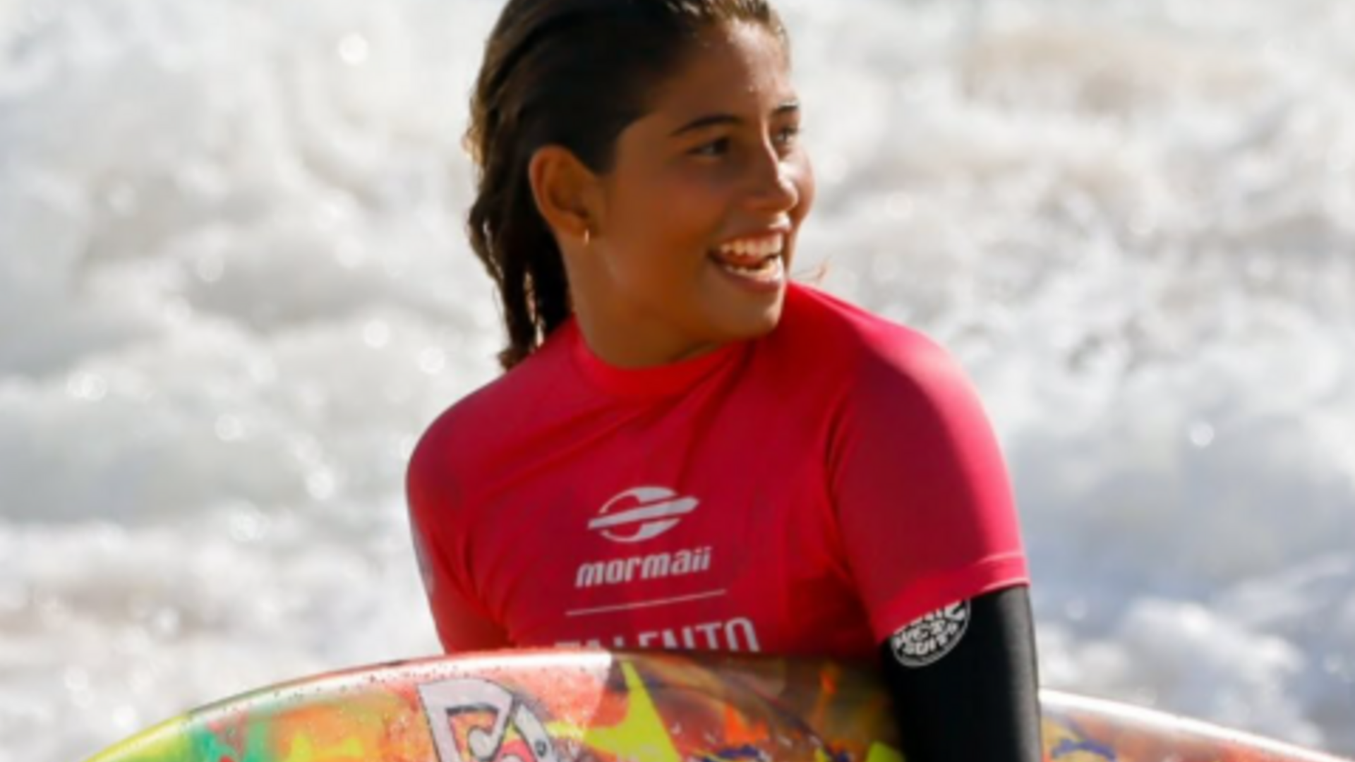 Menina de 13 anos surfa ondas gigantes da Nazaré: “Não estava a ...