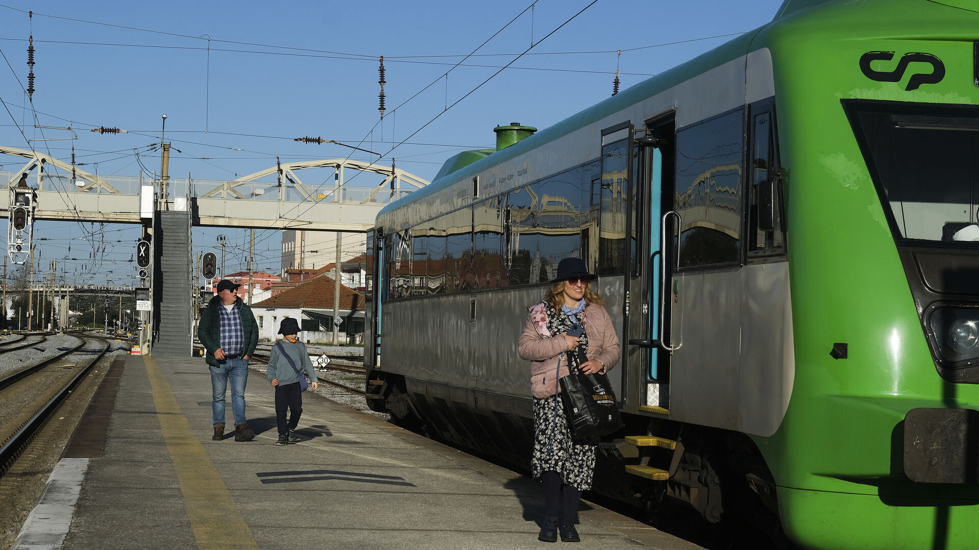 CP reforça oferta de comboios urbanos no Porto e Lisboa durante a ...