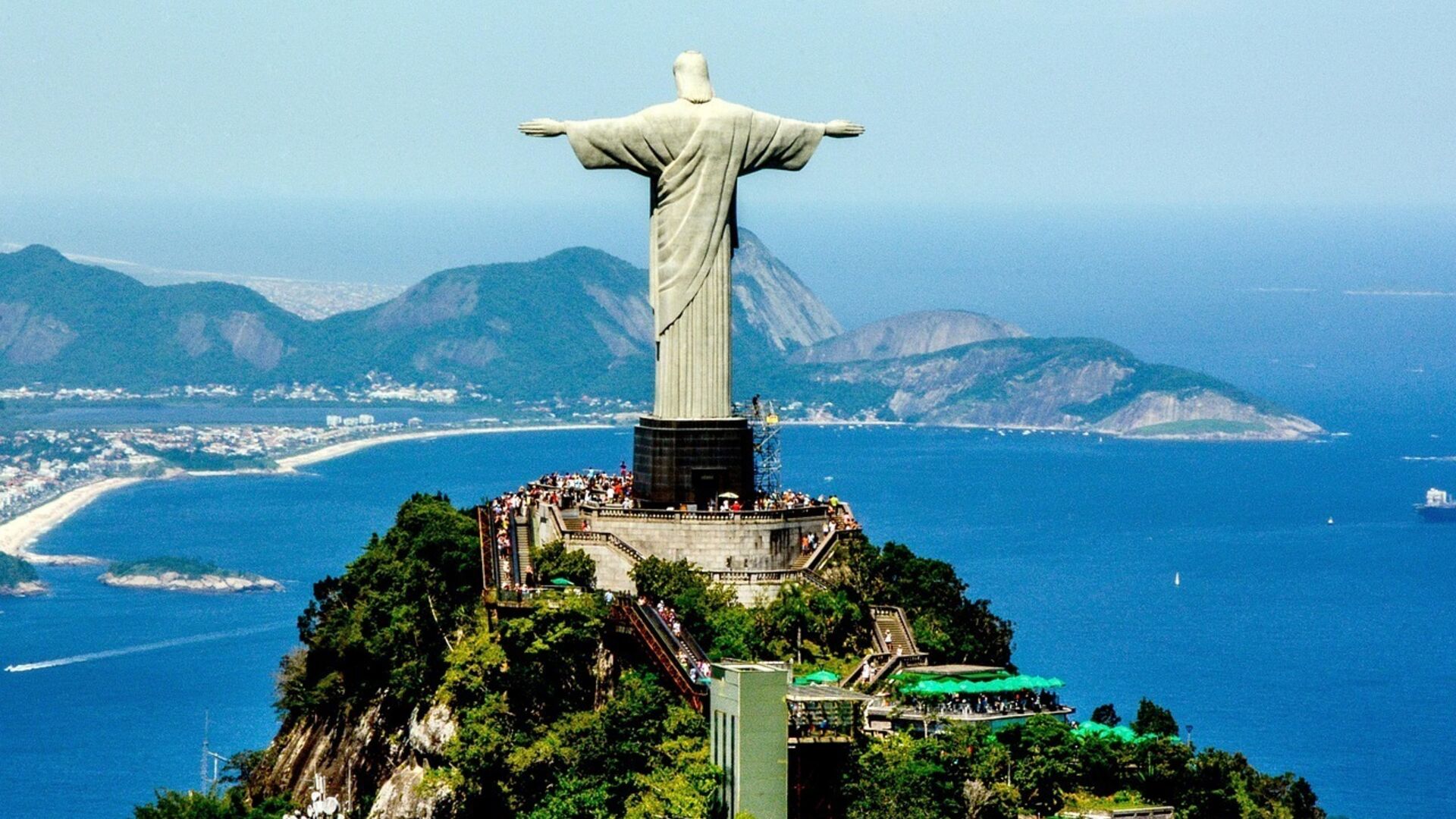 Dois helicópteros colidem, explodem e caem no Rio de Janeiro. Há pelo ...